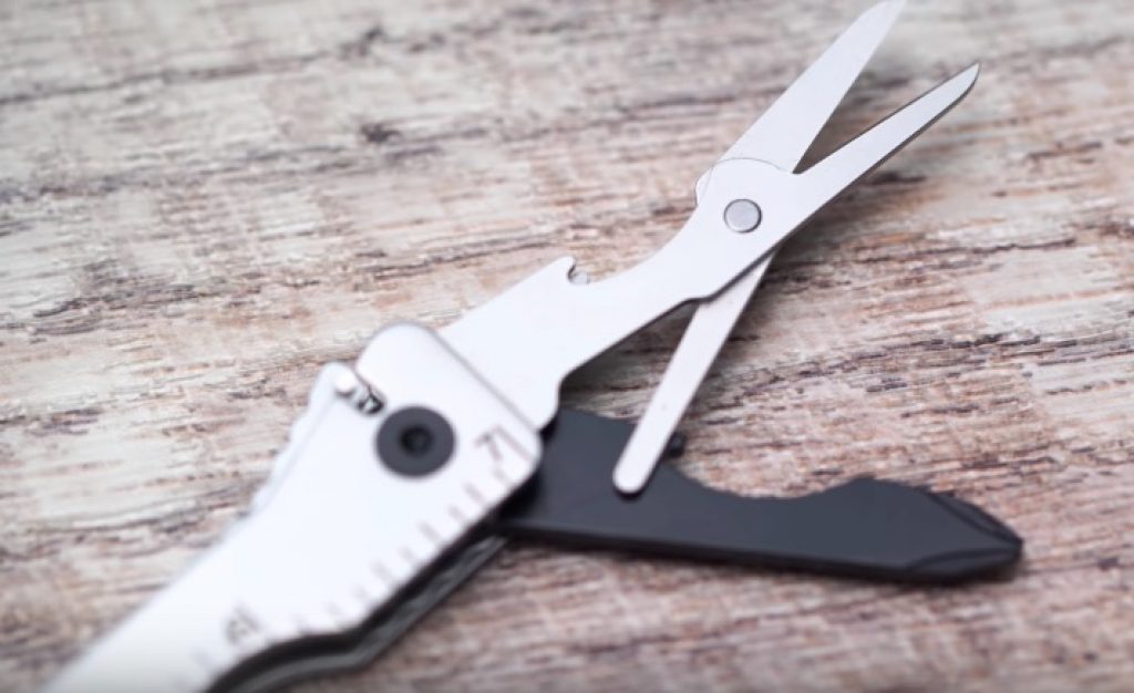 This Belt Buckle Turns Into a Great Multi-Tool With 12 Tools