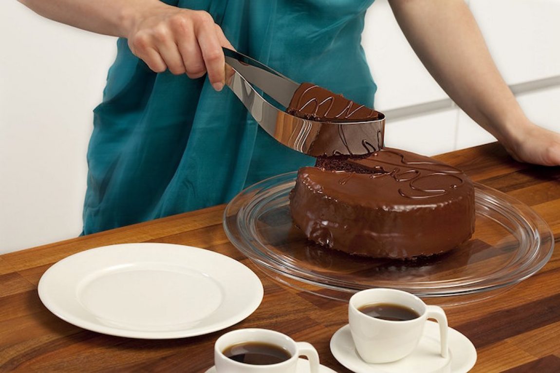 The Magisso Cake Server Lets You Squeeze Out Your Perfect Slice!